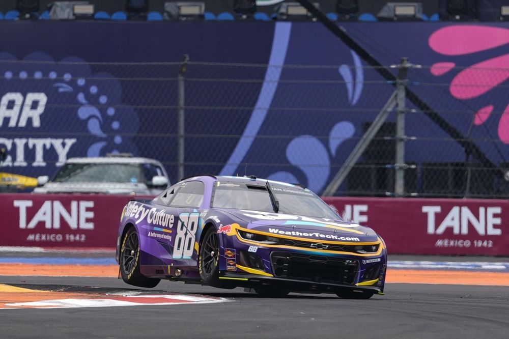 NASCAR México: Van Gisbergen gana y Suárez fuera del top 10