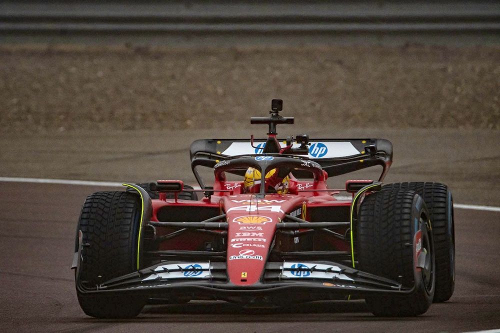 Hamilton, yeni kaskı ve Ferrari'siyle Fiorano'da piste çıktı!
