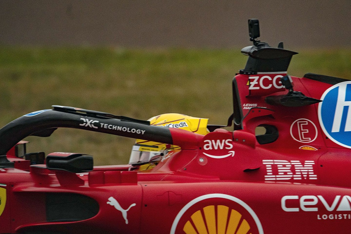 VIDEO: Lewis Hamilton scheurt over testcircuit Fiorano in Ferrari F1-auto