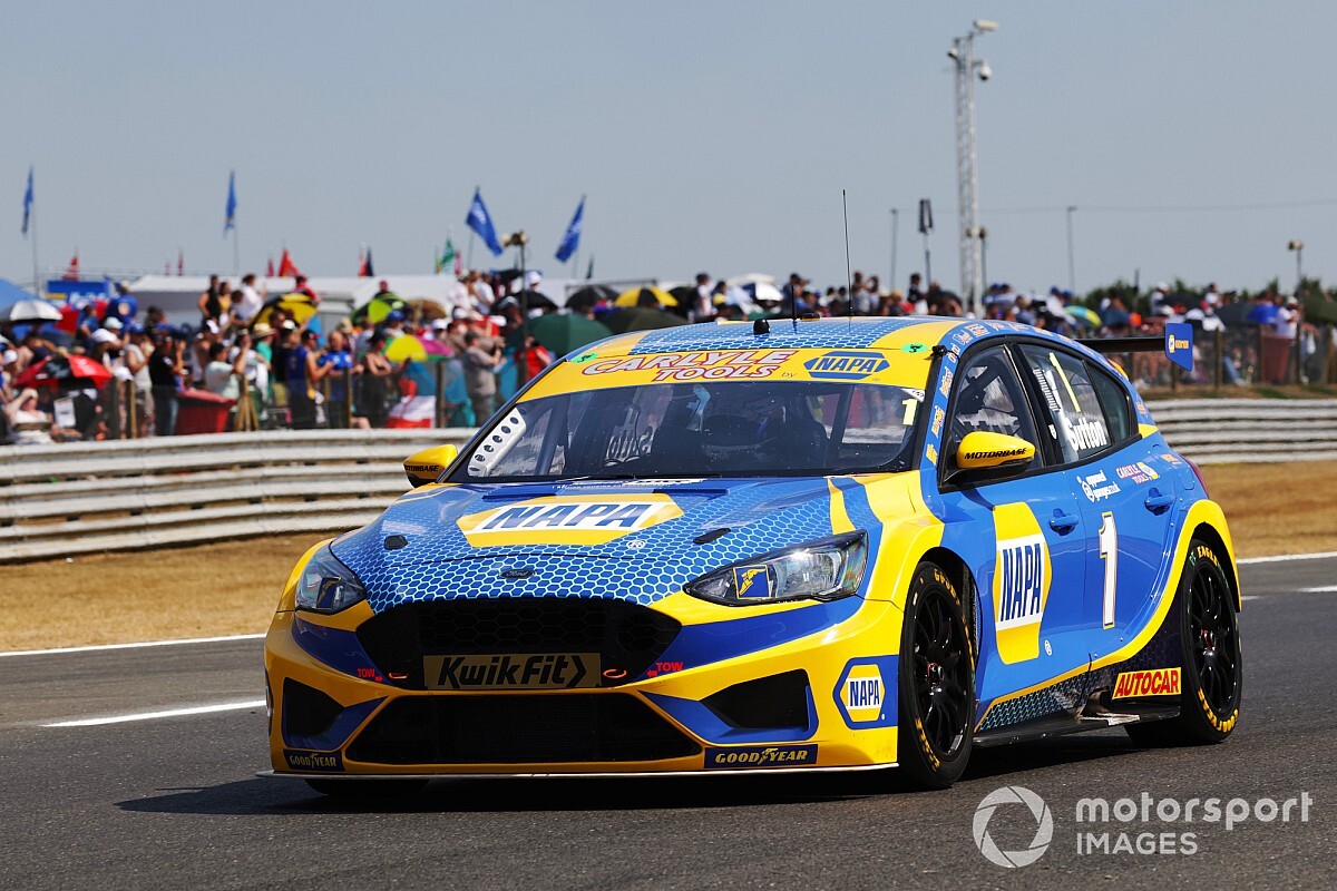 BTCC Thruxton: Cammish gifts Sutton victory in race two