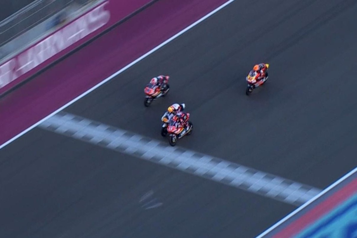 Moto3 Qatar: Piqueras gana a Furusato por 9 milésimas y lidera el Mundial