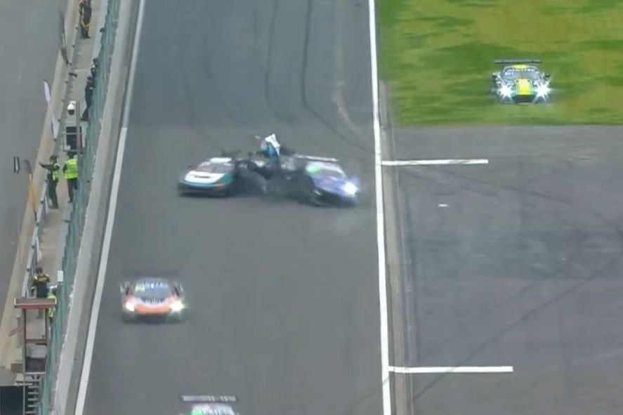 Vídeo: inexplicable y peligrosísimo accidente en las 24 Horas de Spa