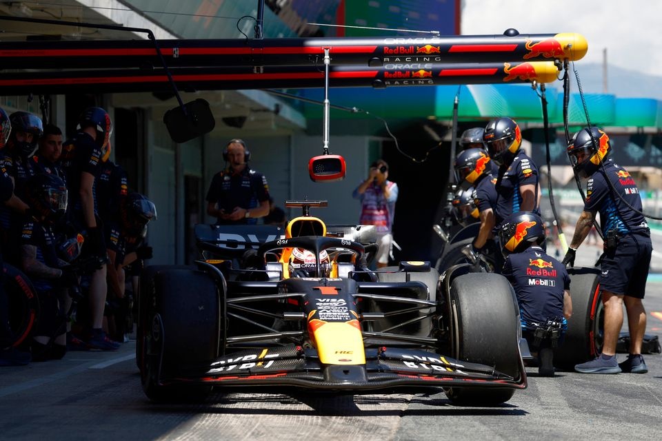 VIDEO: Ontevreden Max Verstappen in VT2 F1 Spanje