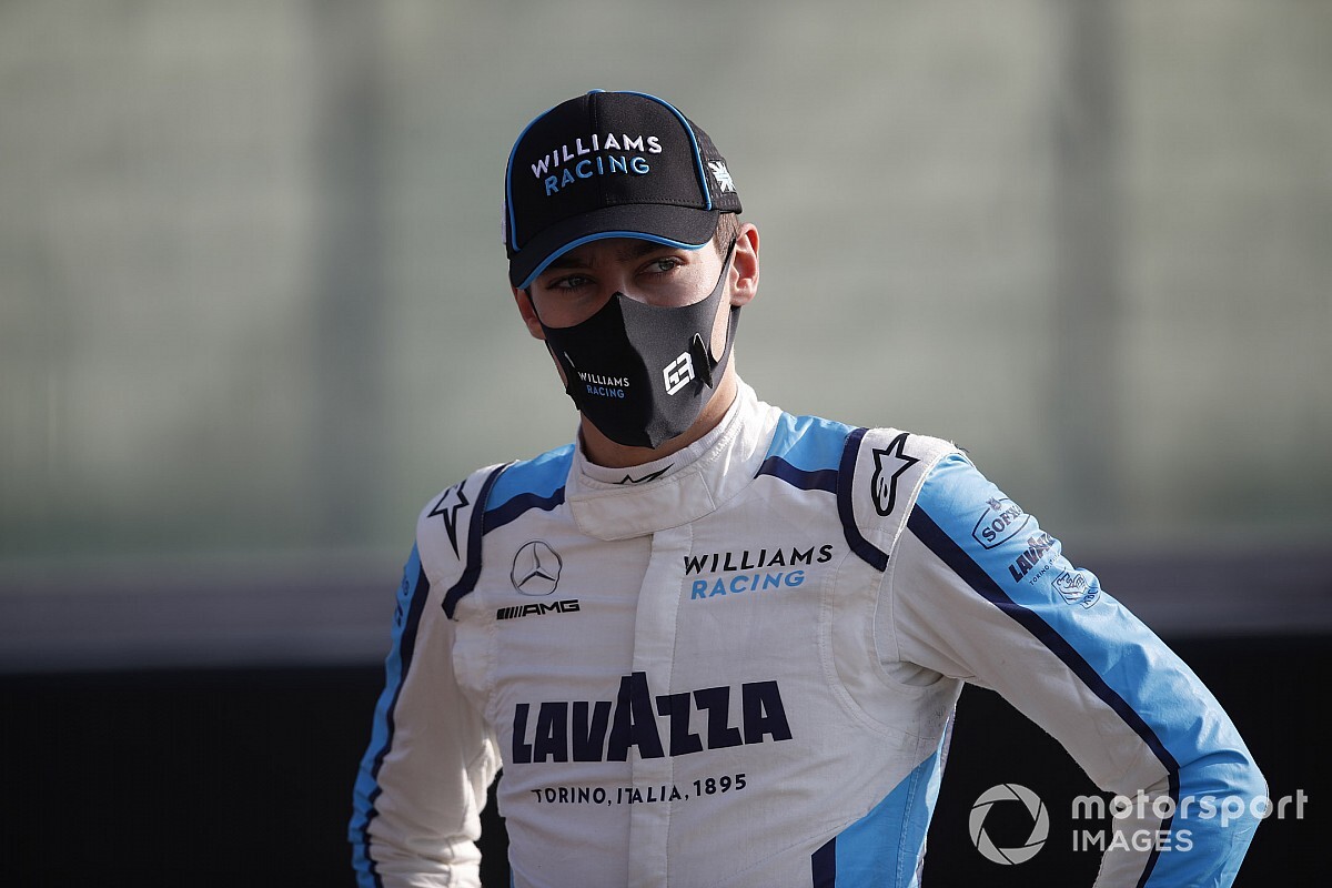 Russell Hamilton és Verstappen köreit tanulmányozza