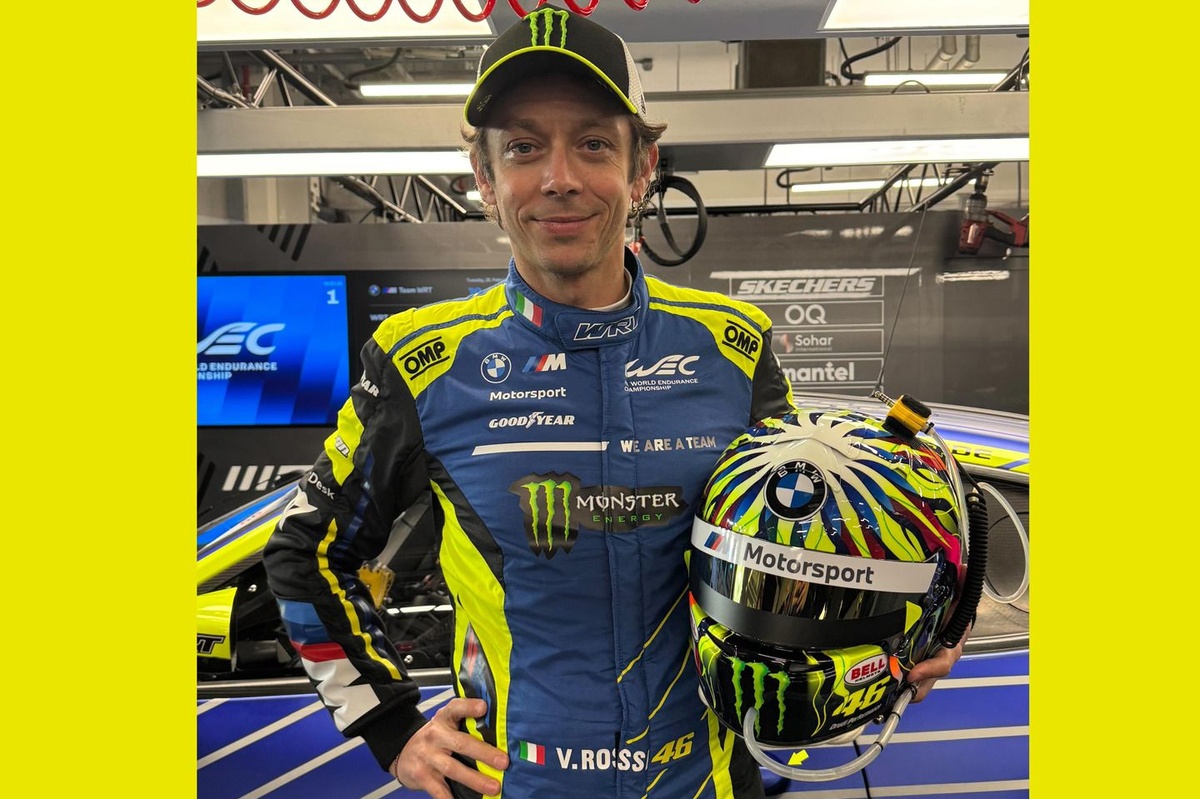 Valentino Rossi muestra su nuevo casco "Sol y Luna" para 2025