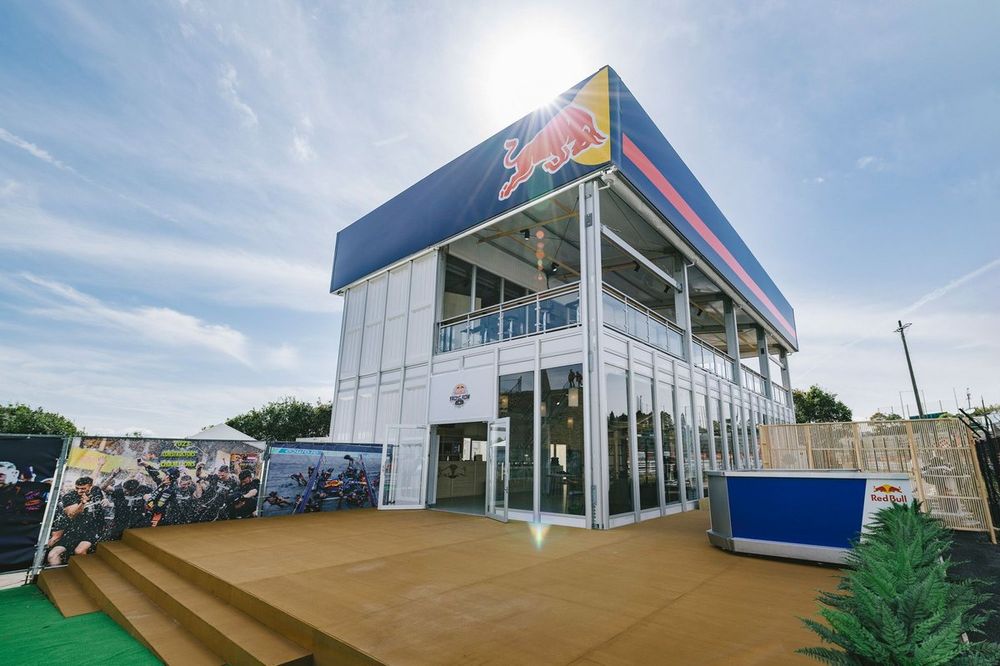 高速コーナーを駆けるF1マシンが間近で見える、見えるぞ……！ レッドブルのVIPラウンジに潜入。ここにはプラスαの魅力がある