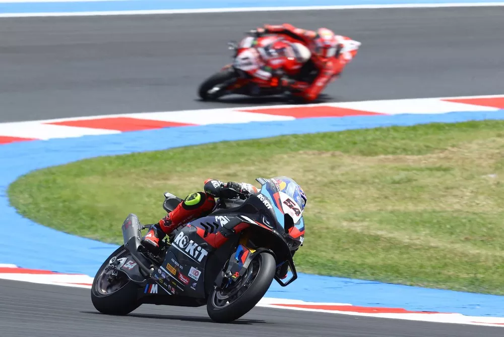 Razgatlioglu wint ook superpolerace Misano, Van der Mark buiten top-tien