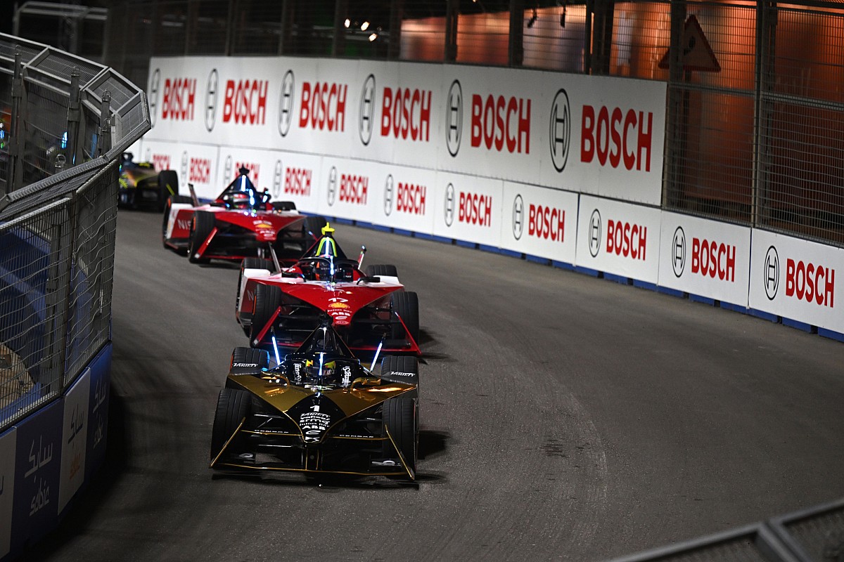 Vandoorne: Dashboard, steering wheel glitch caused Diriyah FE attack ...