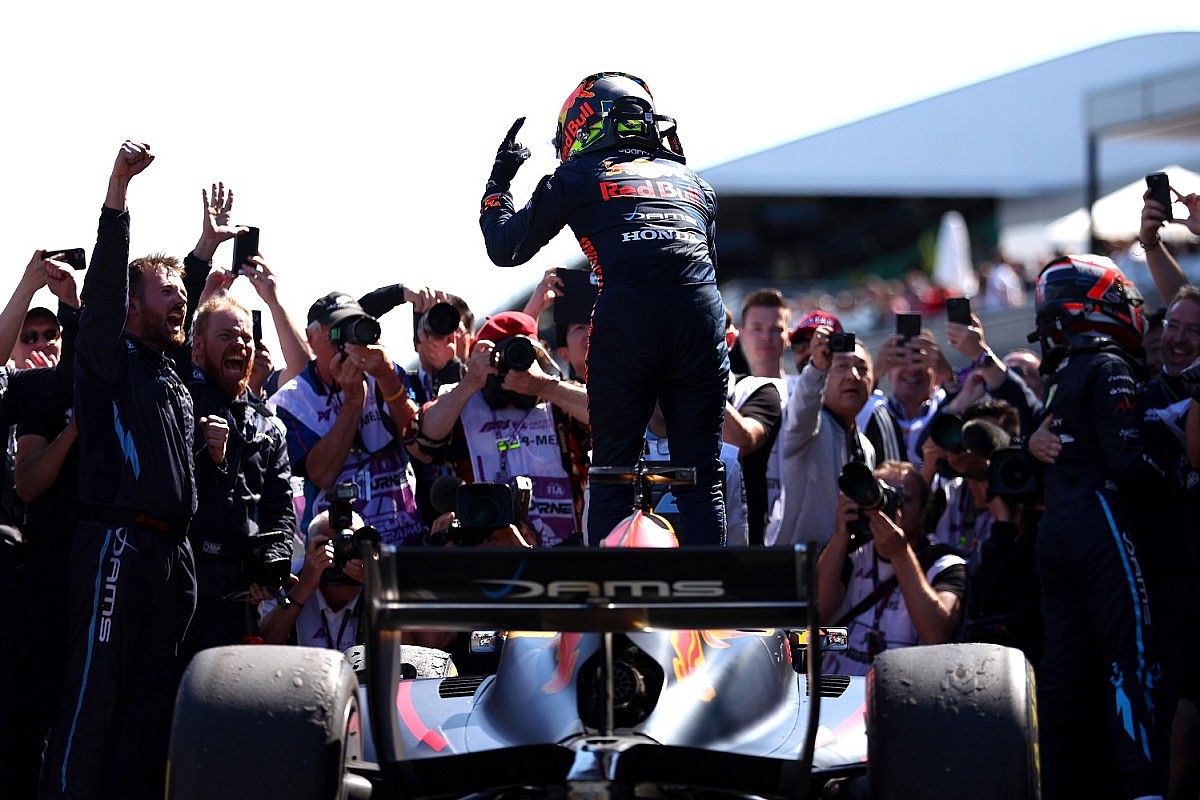 F2 Australia: Iwasa survives chaos for second win of 2023