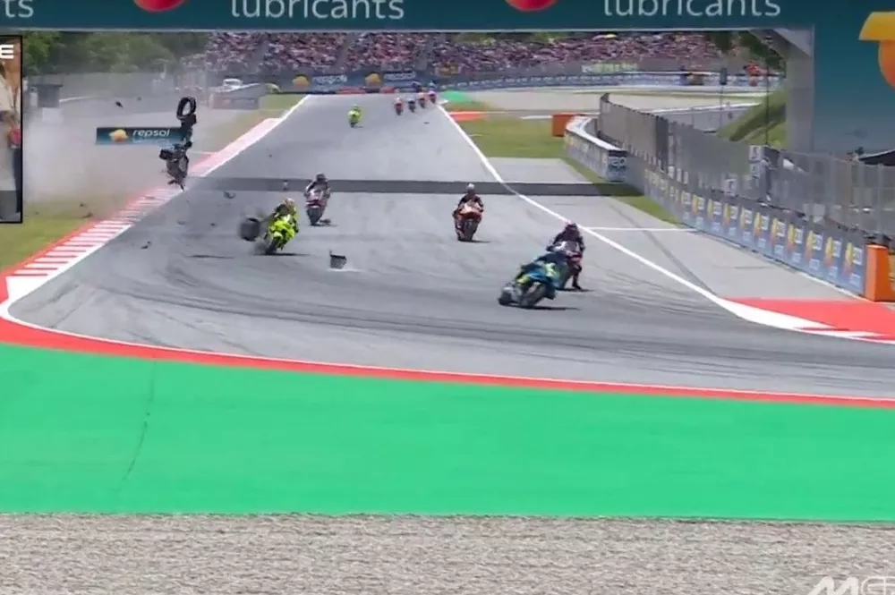 MotoGP: Acidente grave entre Márquez e Acosta interrompe GP