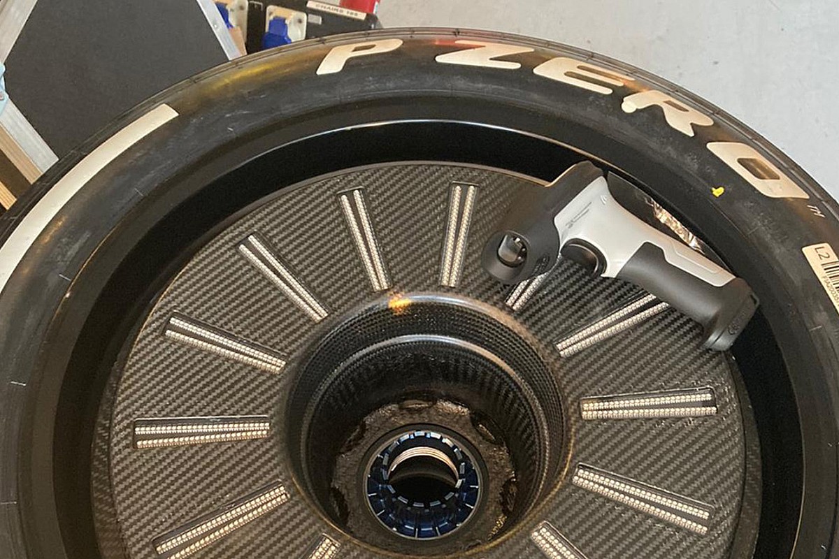 McLaren prueba luces LEDs en las ruedas de 18 pulgadas en Abu Dhabi