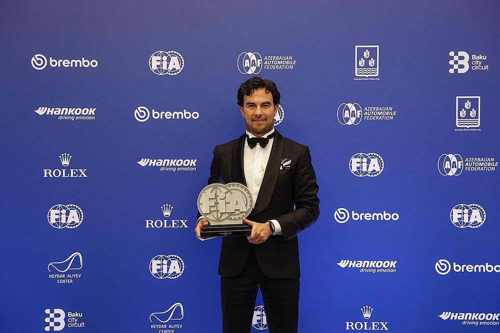 Sergio Pérez recibe su trofeo de subcampeón de la F1 2023