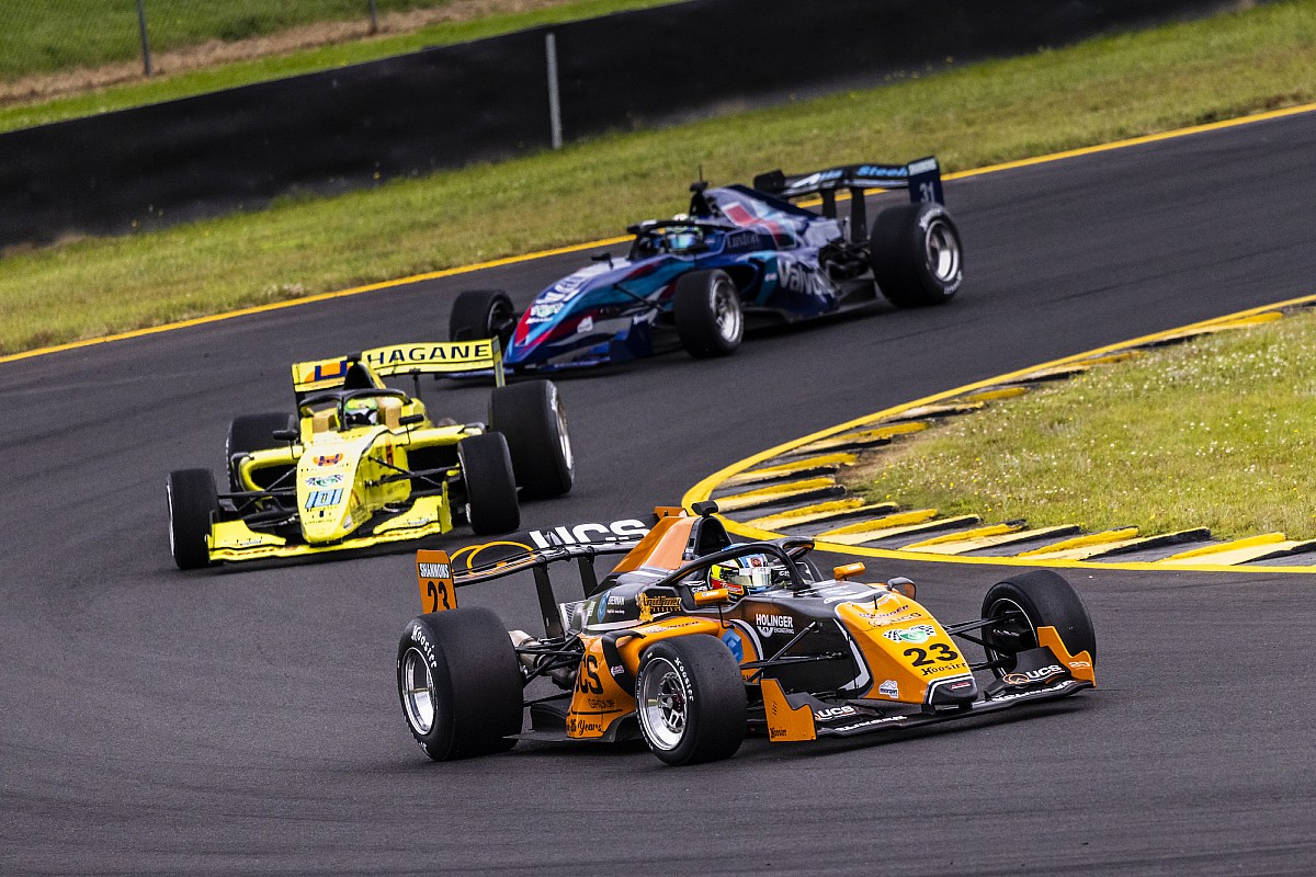 Sydney S5000: Macrow takes early Tasman Series lead