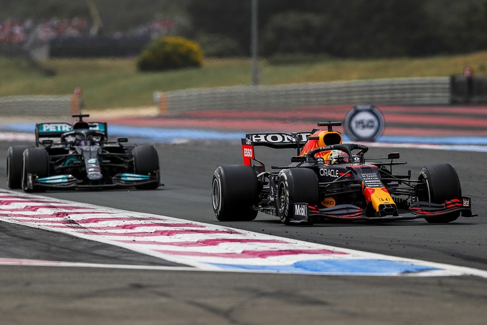 F1: Hamilton says defending harder against Verstappen "pointless"