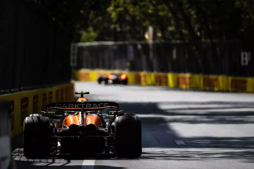 Norris ve a McLaren por detrás de Ferrari, Red Bull y Mercedes
