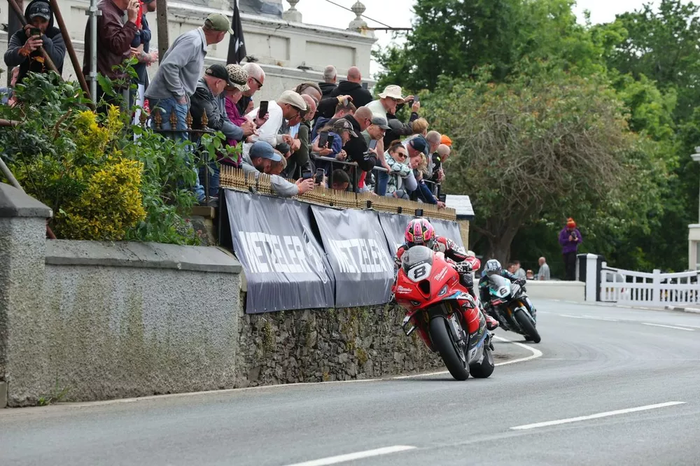 Isle of Man TT 2024: Todd wins dramatic Senior TT; Dunlop, Hickman DNF