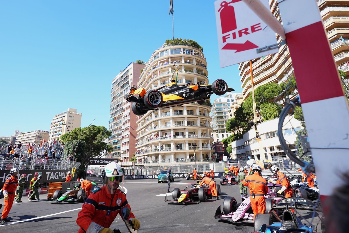 Chaos in F2-race Monaco: startcrash schakelt halve veld uit, Crawford wint