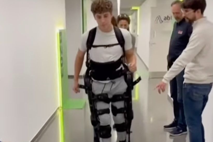 Vídeo: el hijo de Nani Roma vuelve a andar con un exoesqueleto