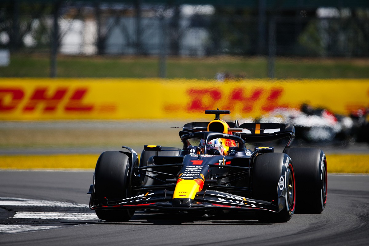 Verstappen lidera la FP2 en Silverstone, Checo Pérz en top 5