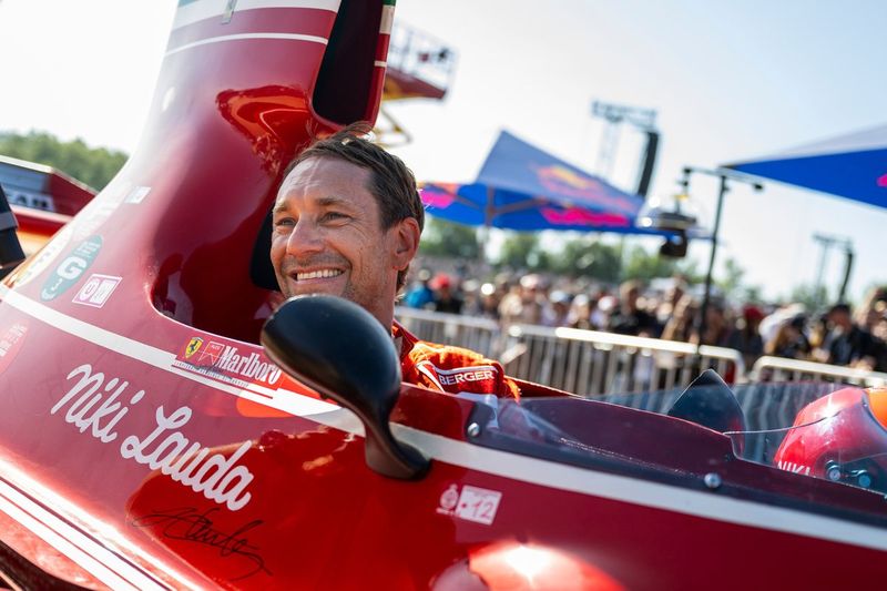 Vettel en Coulthard in actie met F1-auto's op de Nordschleife