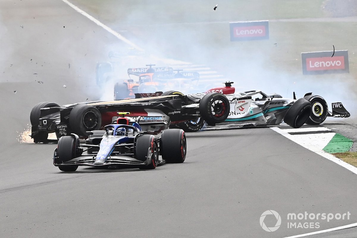 Photos - L'impressionnant crash de Zhou Guanyu à Silverstone