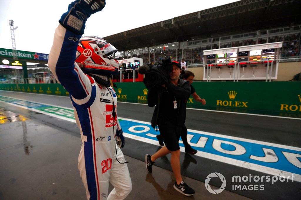 İlk pole pozisyonunu alan Magnussen, yaşananlara inanmakta güçlük çekiyor!