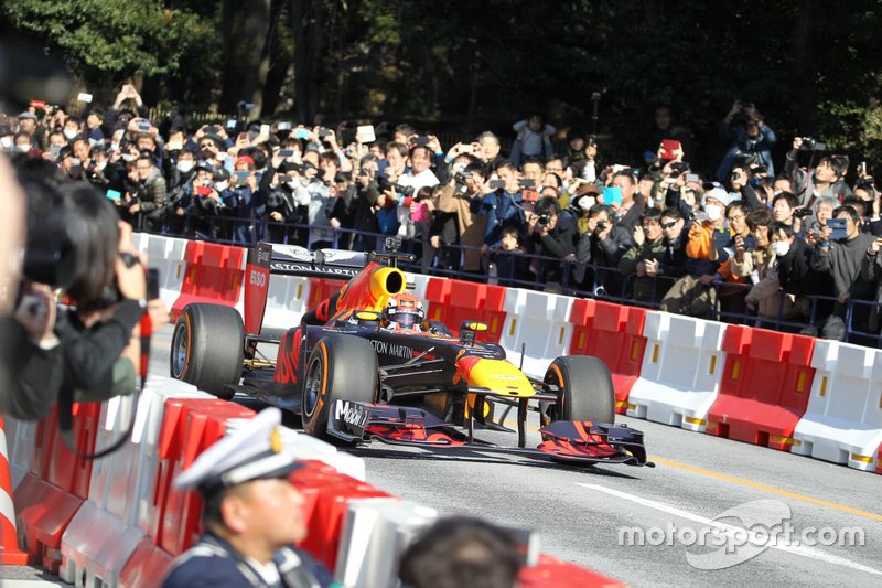 Vídeo y fotos: Red Bull levanta pasiones en Tokio - Fórmula 1 Noticias