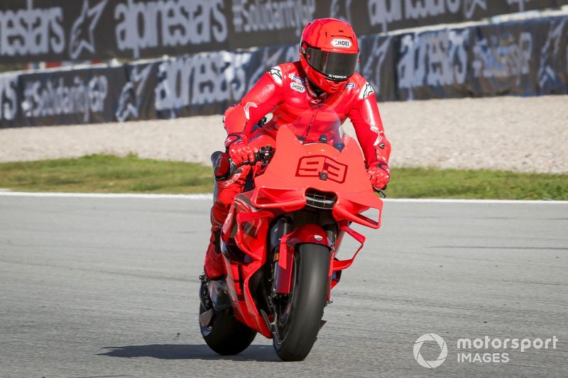 Marc Márquez inicia la era 'todo al rojo' en los test de Barcelona
