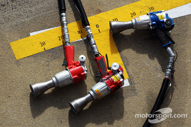 Sahara Force India F1 Team air guns for pit stops at March Barcelona ...